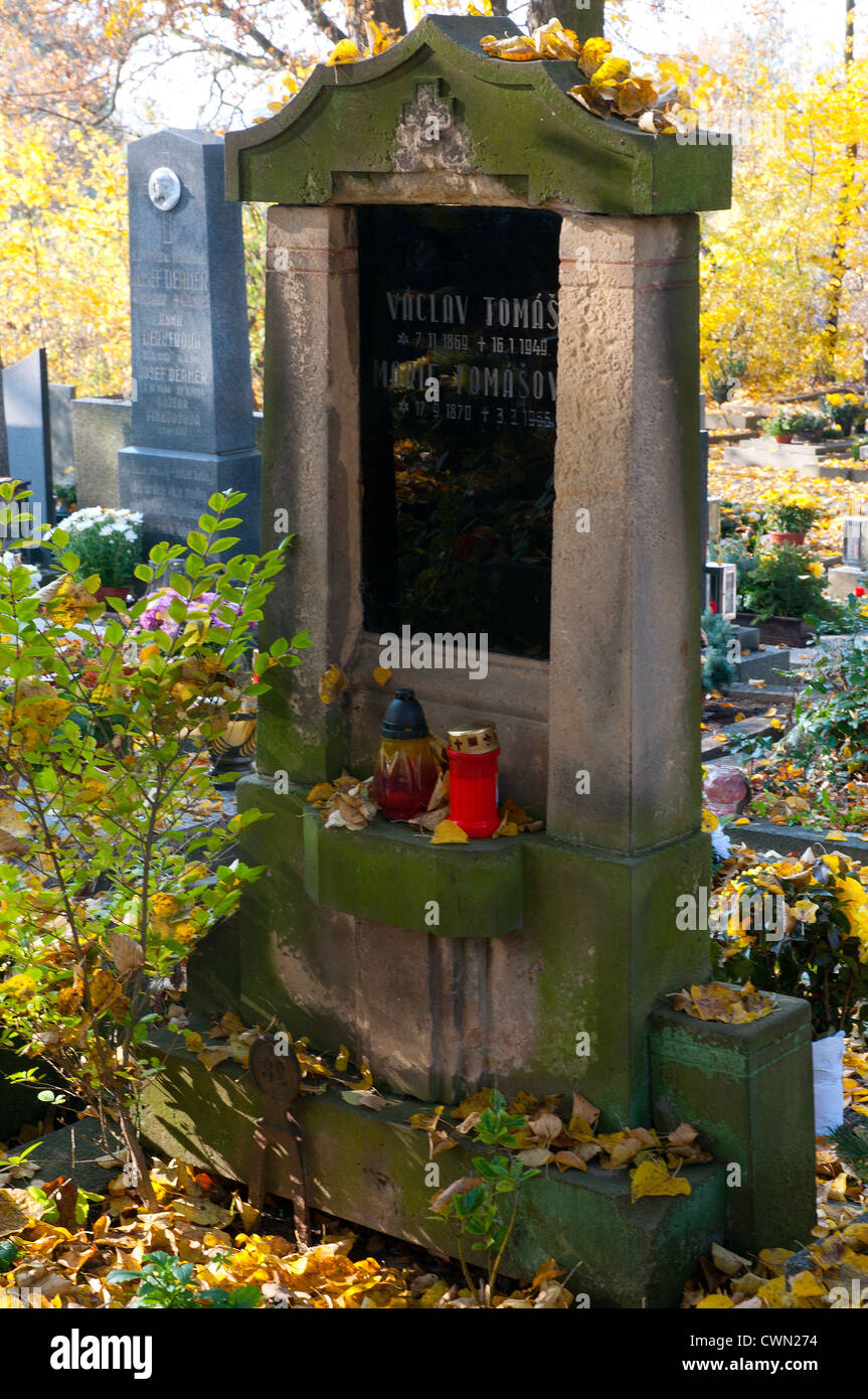 Very old gravestone hi-res stock photography and images - Alamy
