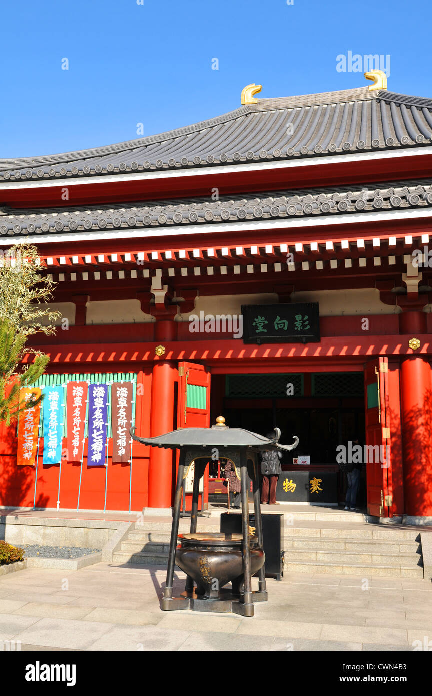 Tokyo, Japan - 31 December, 2011: Crowds of at Sensoji temple market on ...