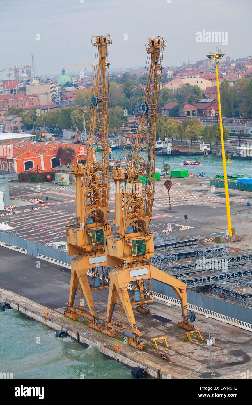 Giant cranes hi-res stock photography and images - Alamy