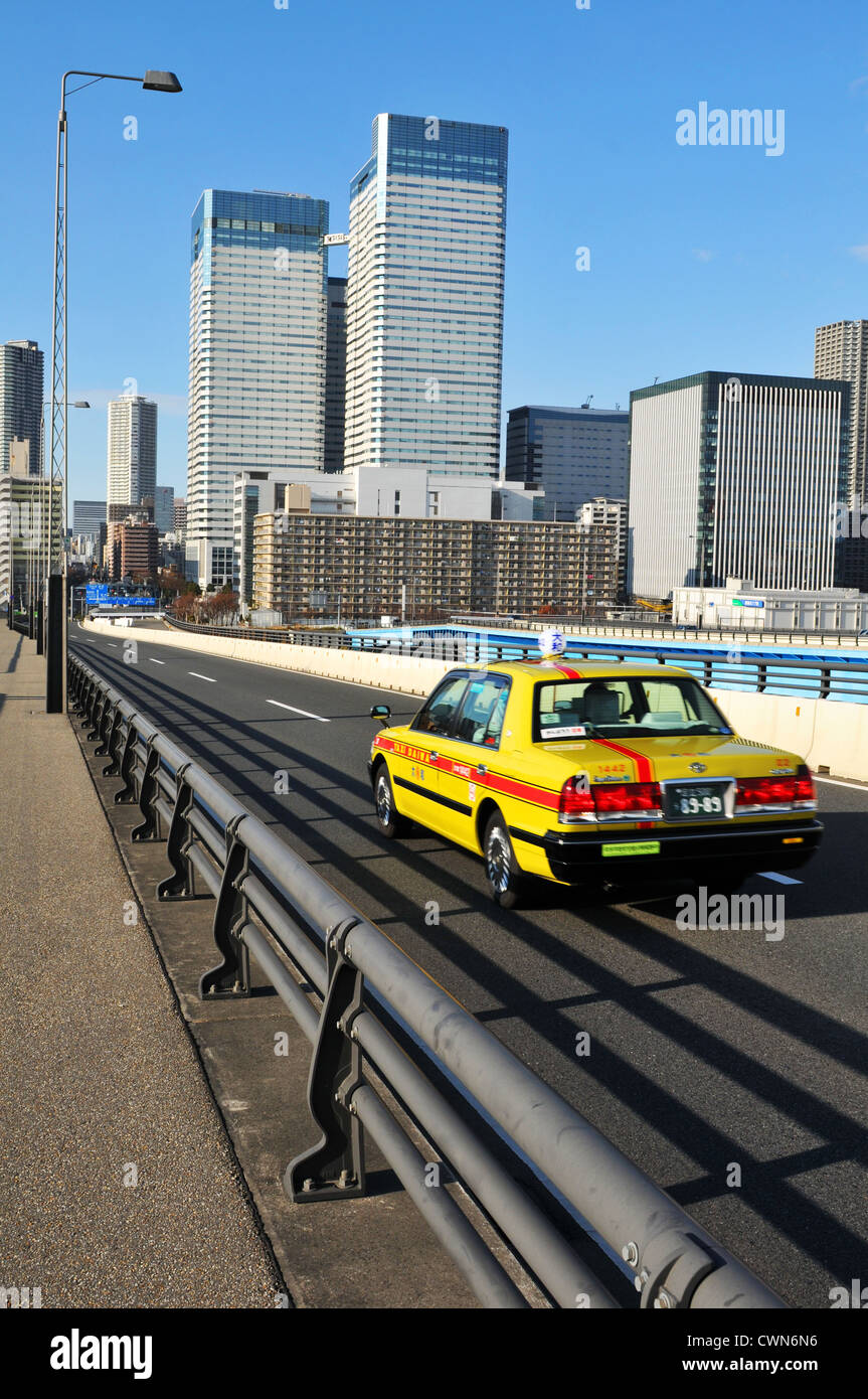 Traffic on modern bridge in central Tokyo Stock Photo - Alamy