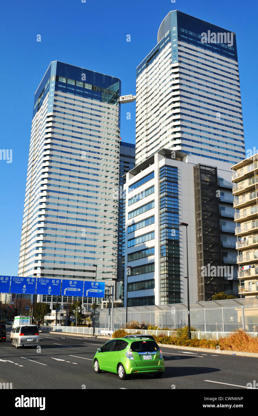 Traffic on modern bridge in central Tokyo Stock Photo - Alamy