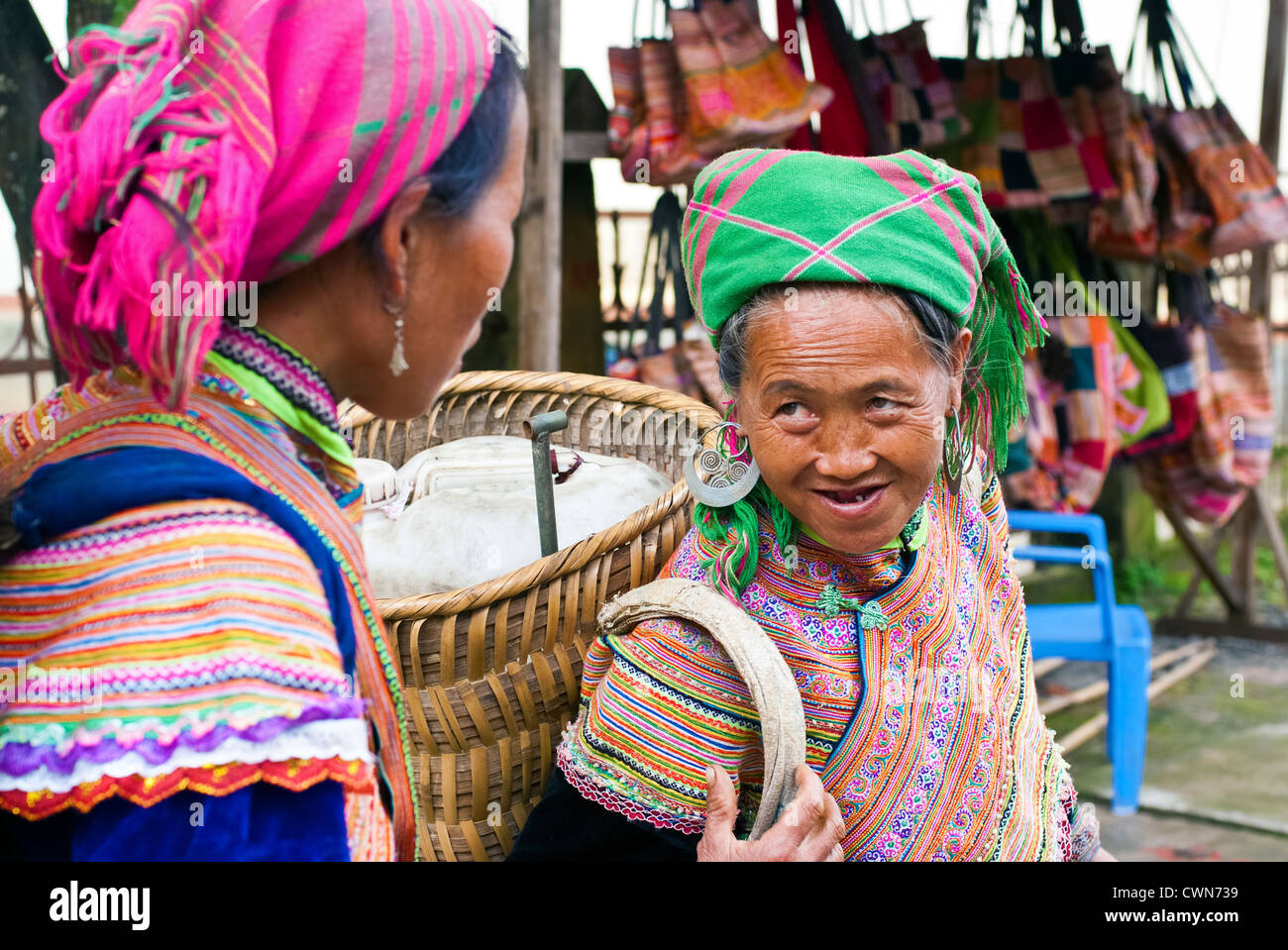 Hmong women at Bac Ha market Stock Photo - Alamy