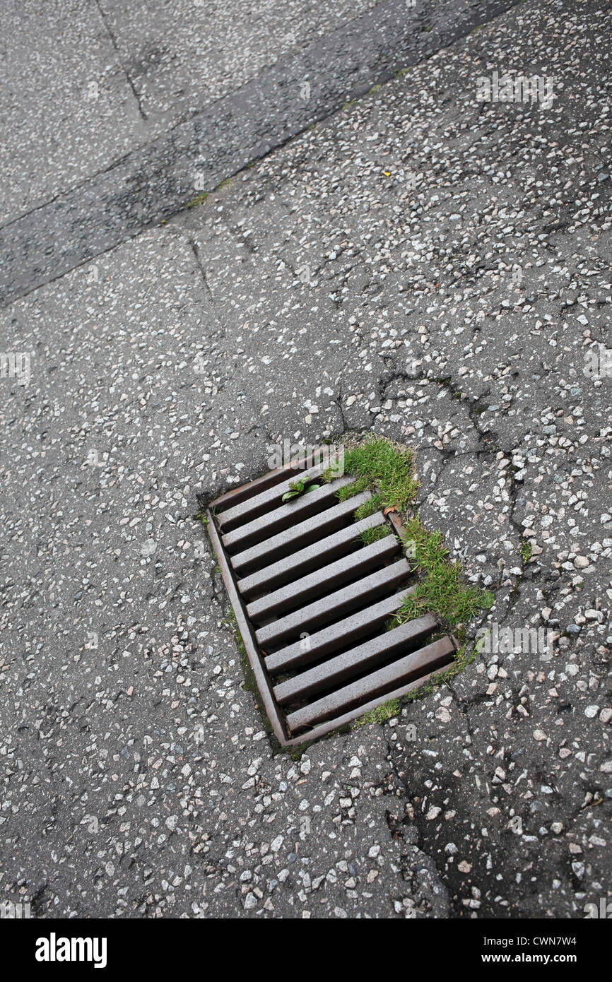 Double yellow line along footpath Stock Photo - Alamy