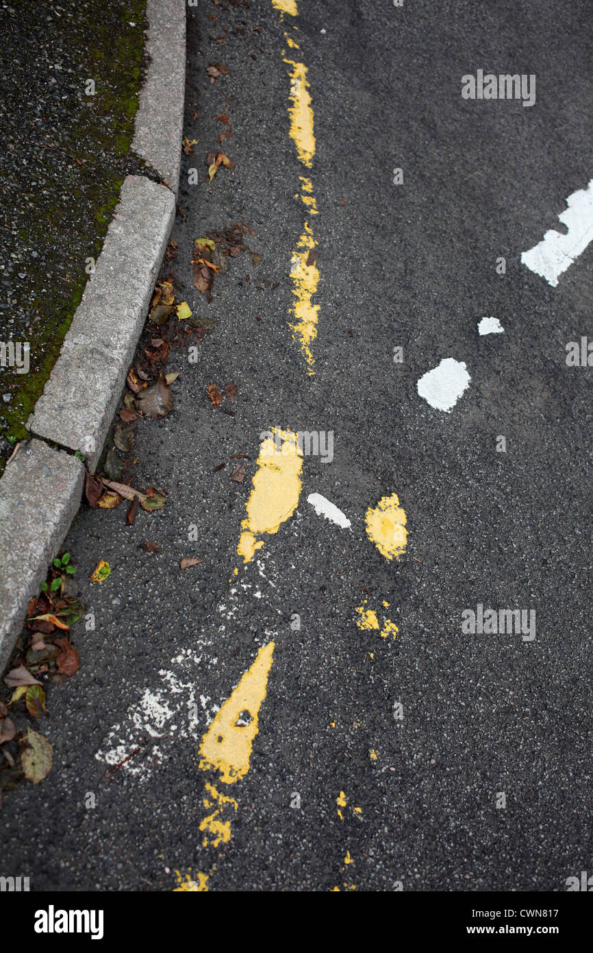 Double yellow line along footpath Stock Photo - Alamy