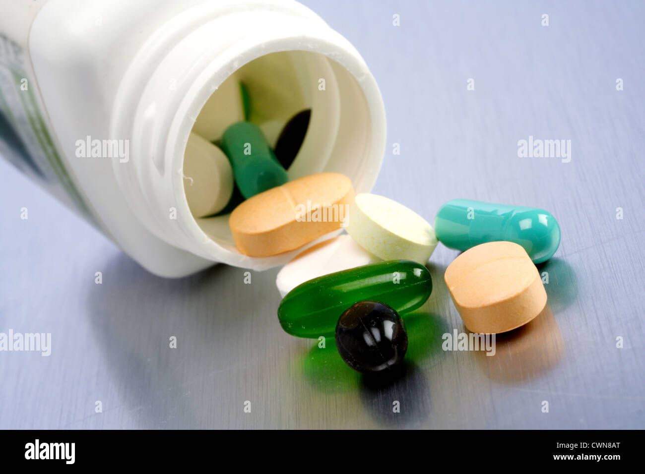 White pill bottle cutout hi-res stock photography and images - Alamy