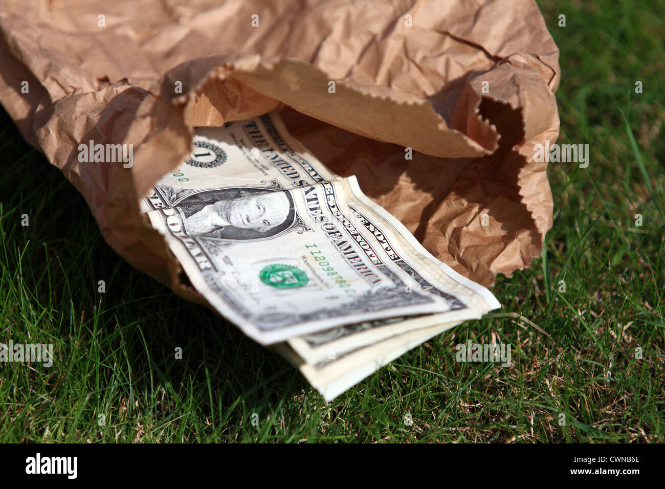 Money out paper bag hi-res stock photography and images - Alamy