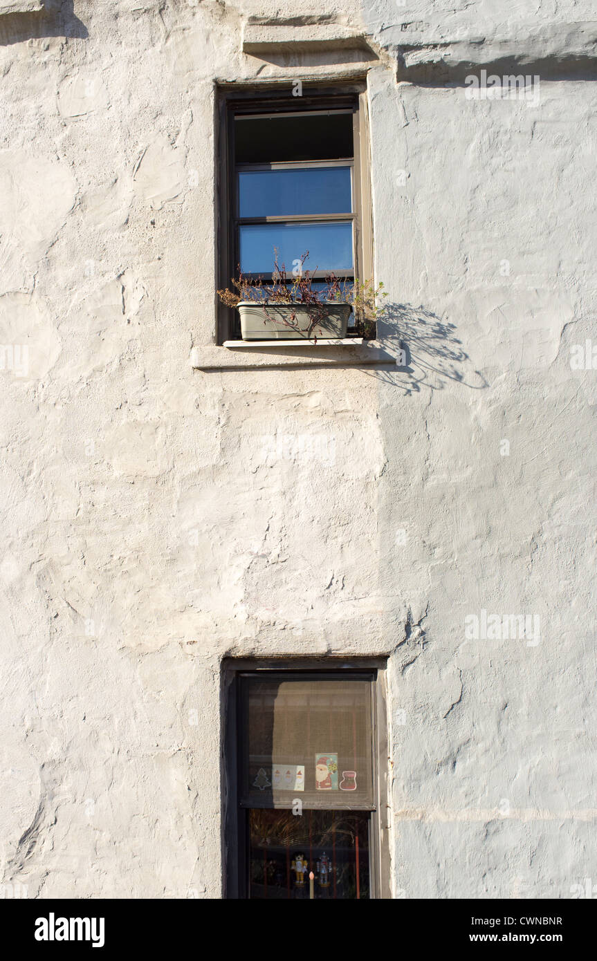 Wall and apartment windows beside the High LIne Stock Photo - Alamy