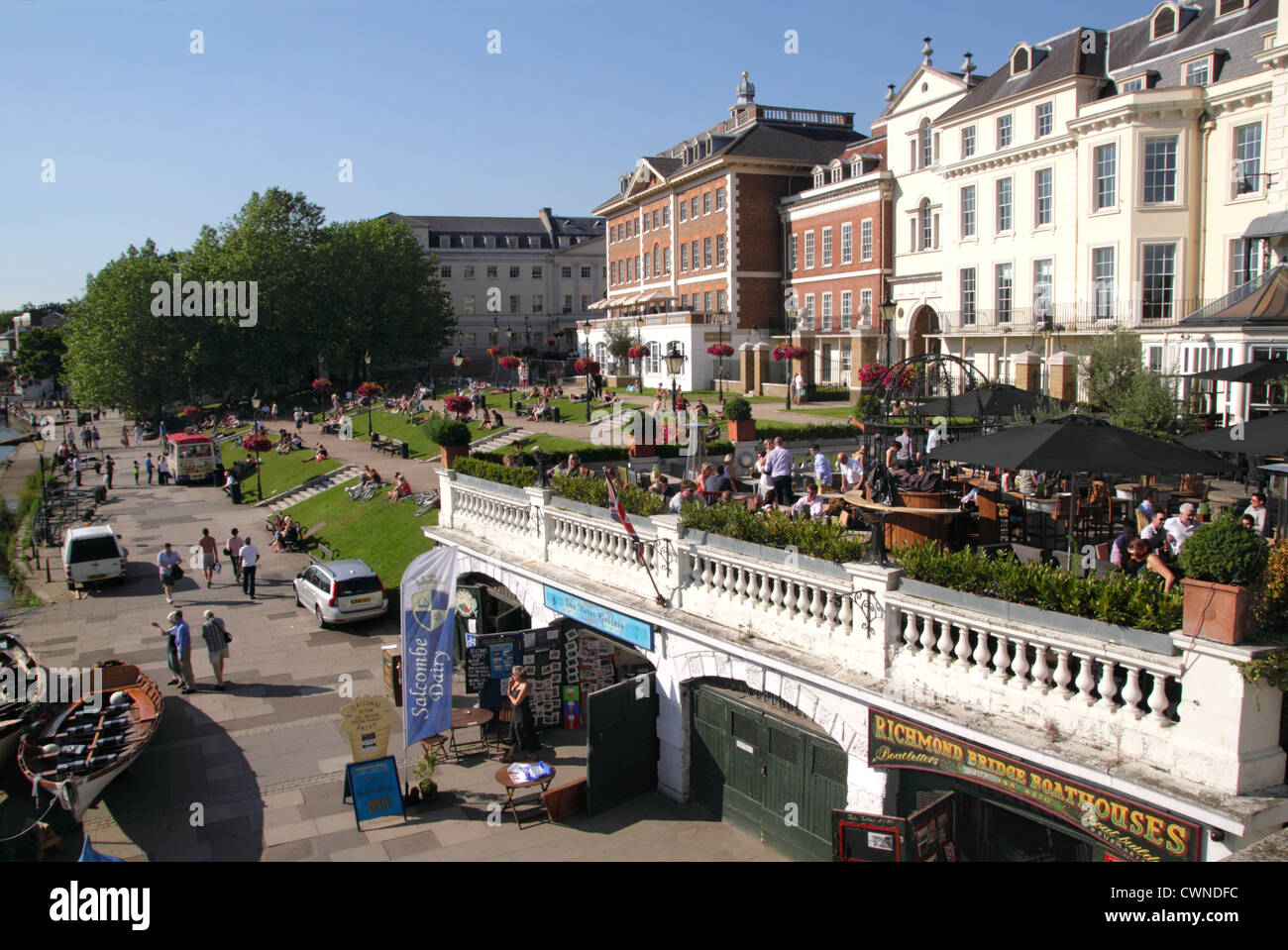 Pitcher piano riverside bar richmond hi-res stock photography and ...