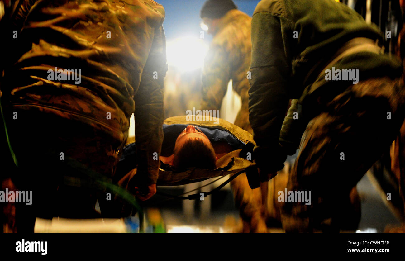 Us soldier being offloaded expeditionary hi-res stock photography and ...