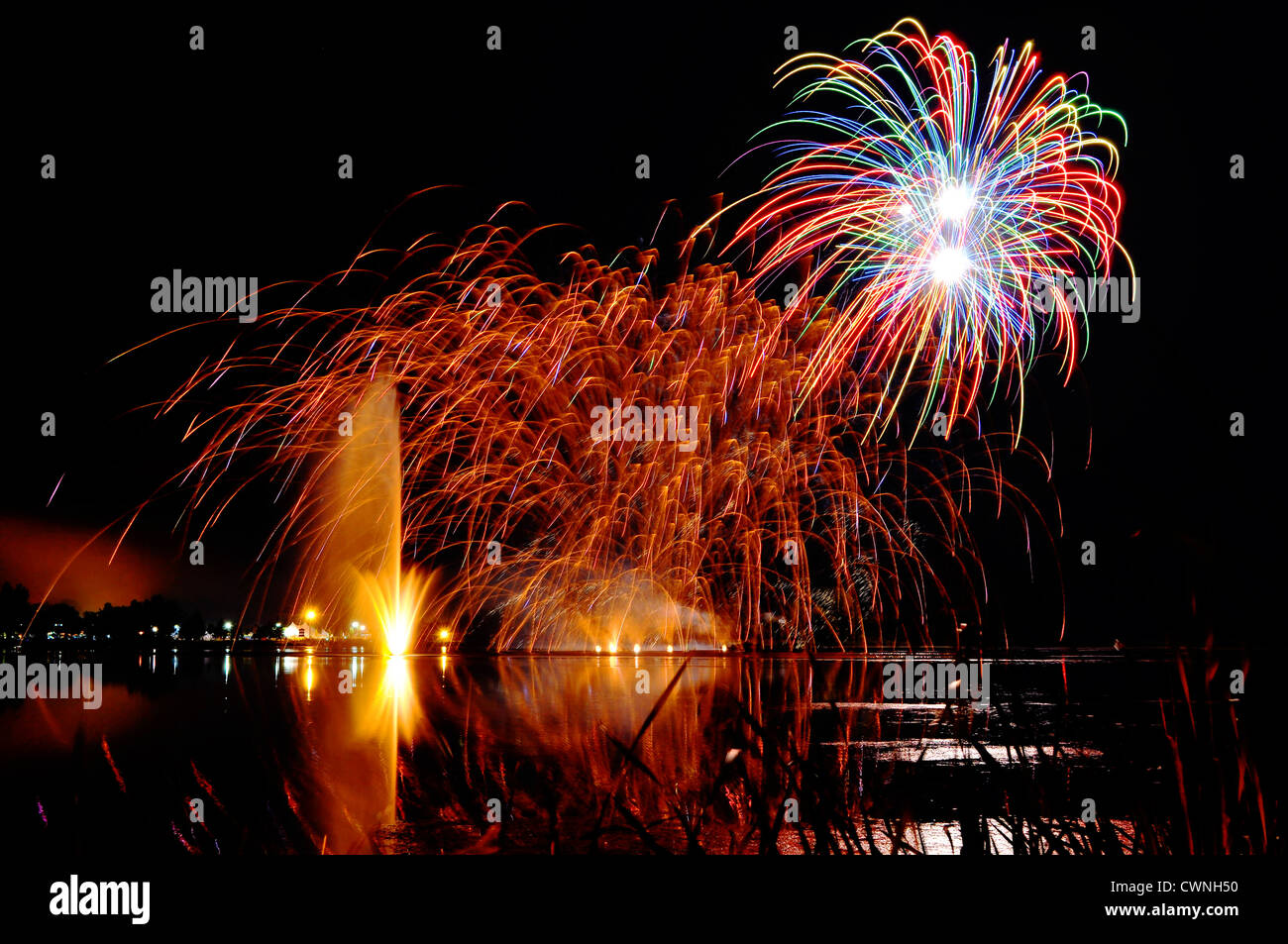 Green ball fireworks hi-res stock photography and images - Alamy