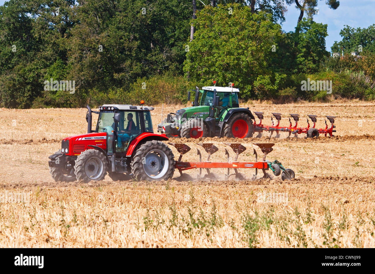 Massey Ferguson 6445 Dynashift and Fendt 716 tractors plowing - sud ...