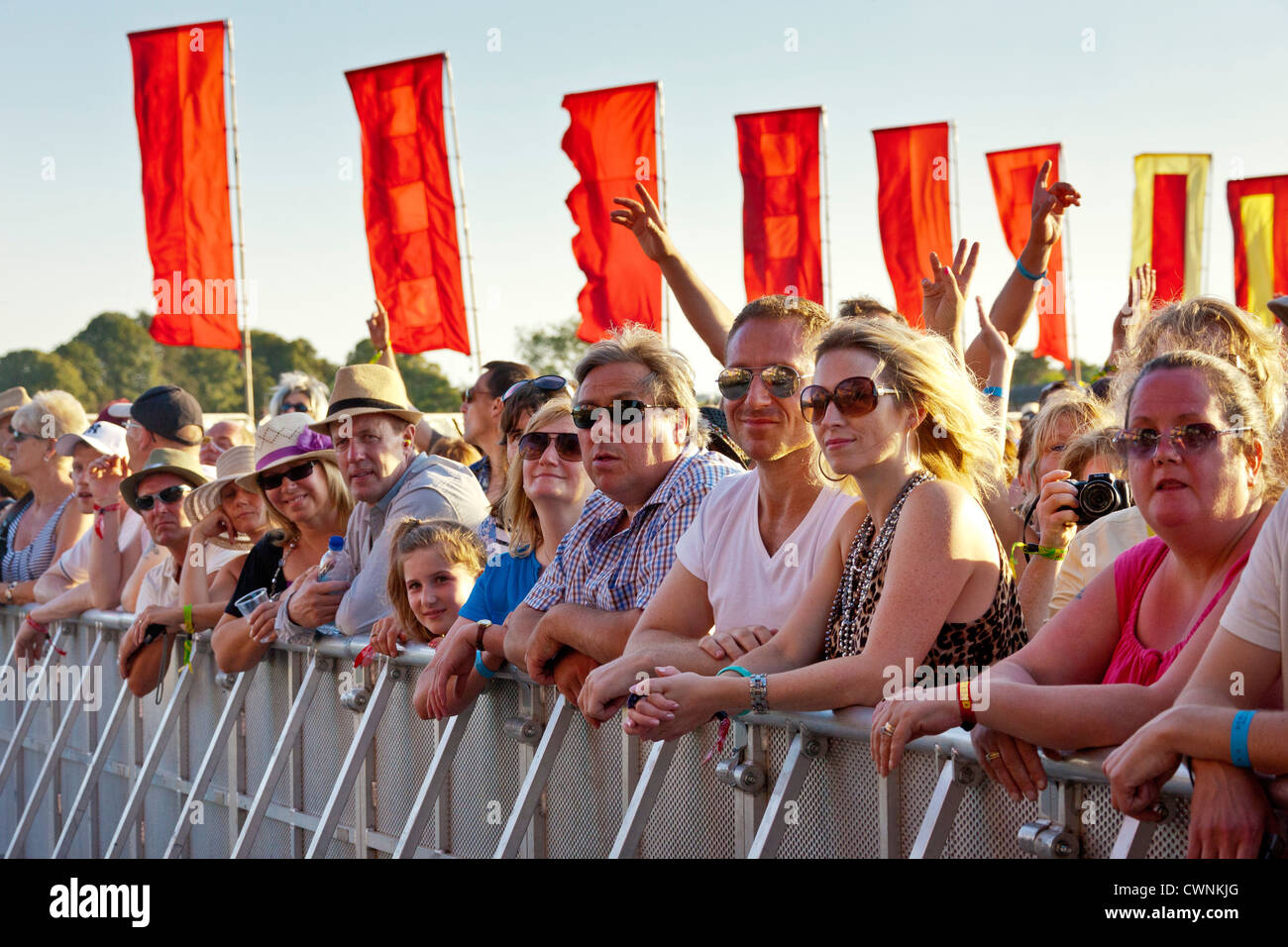 Music festival crowd and front row hi-res stock photography and images ...