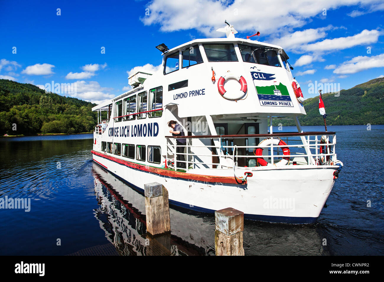 Cruise boat sets sail on Loch Lomond from Tarbet pier, Scotland Stock ...