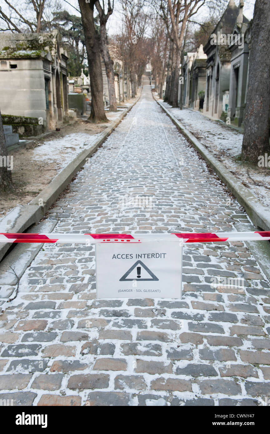 Sign warning pedestrians of slippery walkway in winter Stock Photo - Alamy