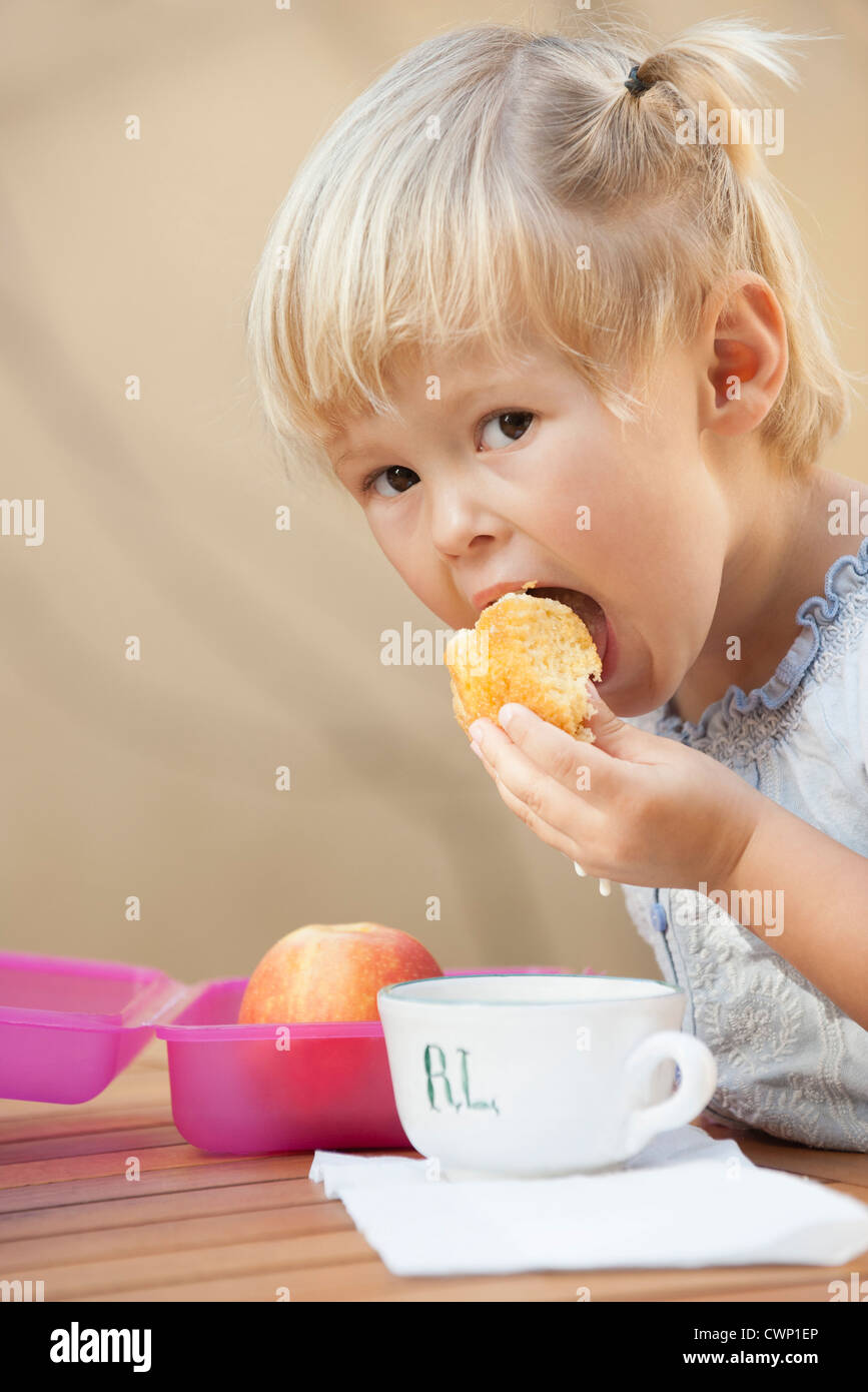 Little girls eating snacks hi-res stock photography and images - Alamy