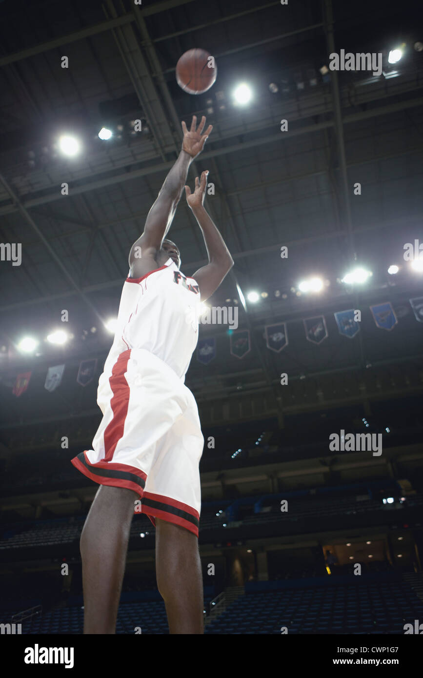 Basketball player shooting hi-res stock photography and images - Alamy