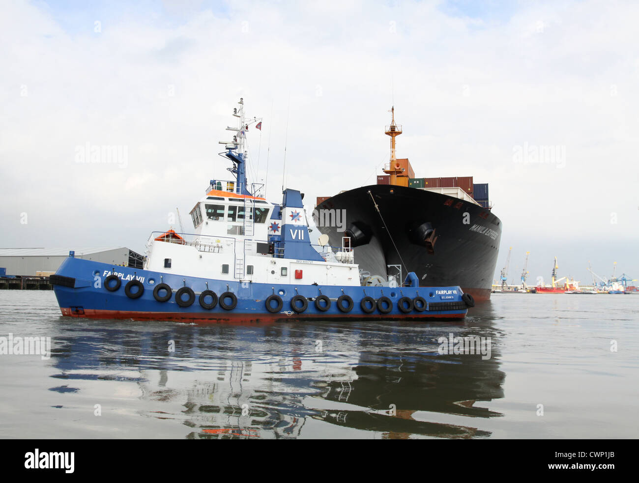 27.9m, 41 ton bp harbour tug Fairplay VII assists containership Manila ...