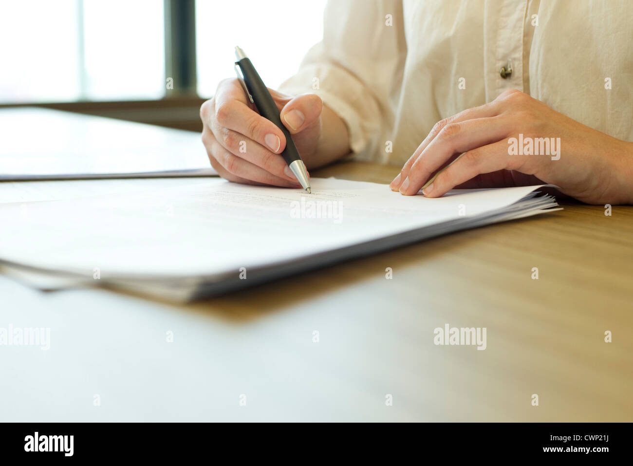 Person signing paperwork Stock Photo - Alamy