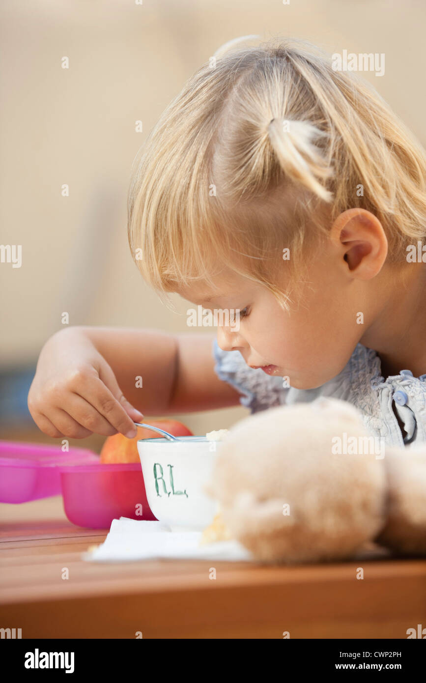 Little girl eating lunch Stock Photo - Alamy
