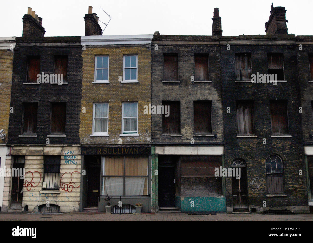 Boarded up shop fronts hi-res stock photography and images - Alamy