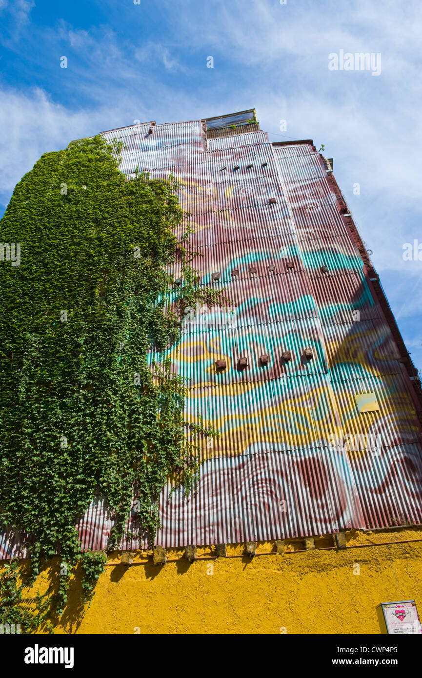 Graffiti on cladding hi-res stock photography and images - Alamy