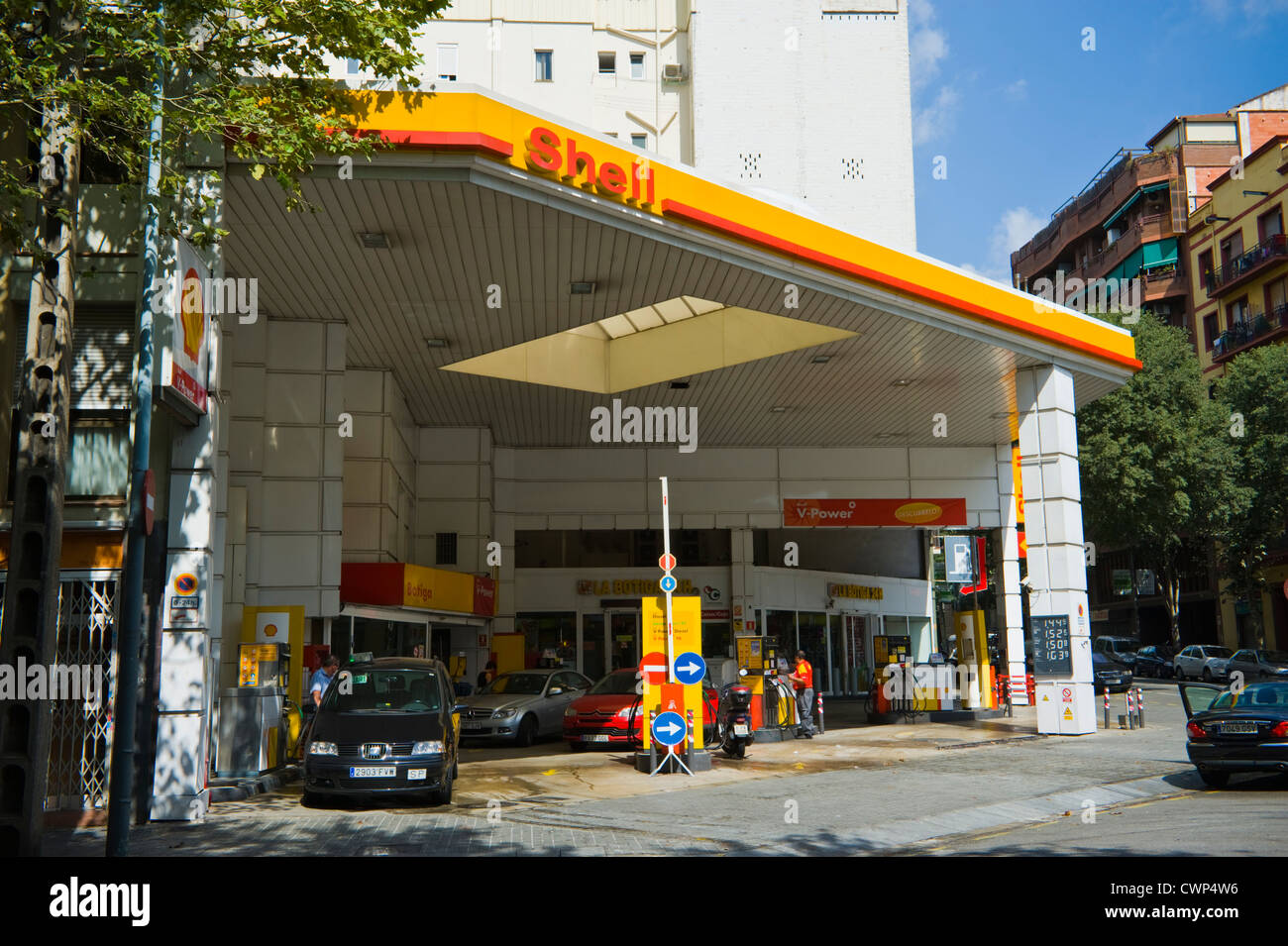 Shell petrol station exterior hi-res stock photography and images - Alamy