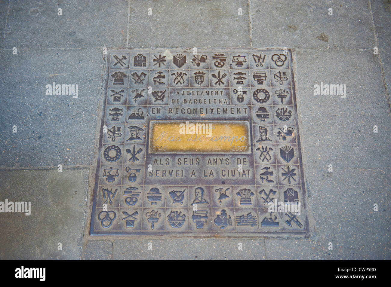 Plaque set in pavement hi-res stock photography and images - Alamy