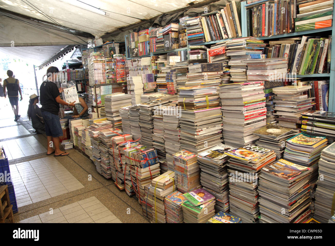 Book stall hi-res stock photography and images - Alamy