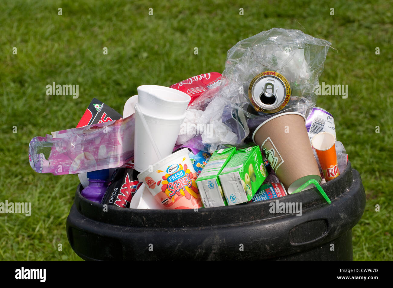 Plastic litter bin overflowing with rubbish Stock Photo - Alamy Plastic litter bin overflowing with rubbish Stock Photo - Alamy