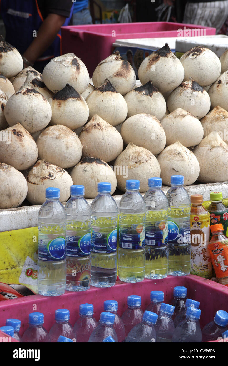 Coconut juice stall hi-res stock photography and images - Alamy