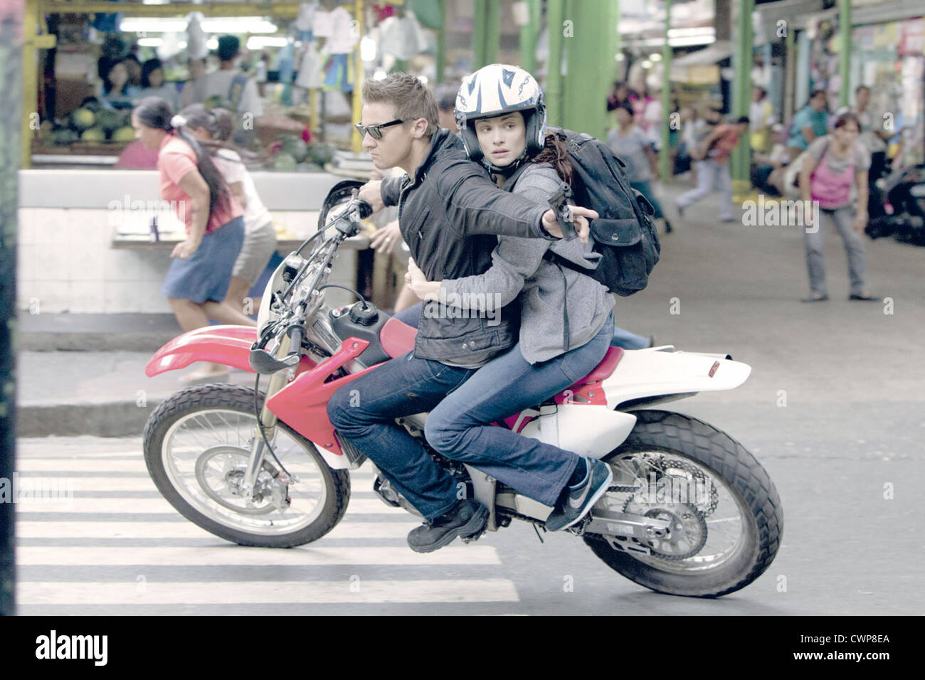 THE BOURNE LEGACY (2012) JEREMY RENNER, RACHEL WEISZ, TONY GILROY (DIR ...