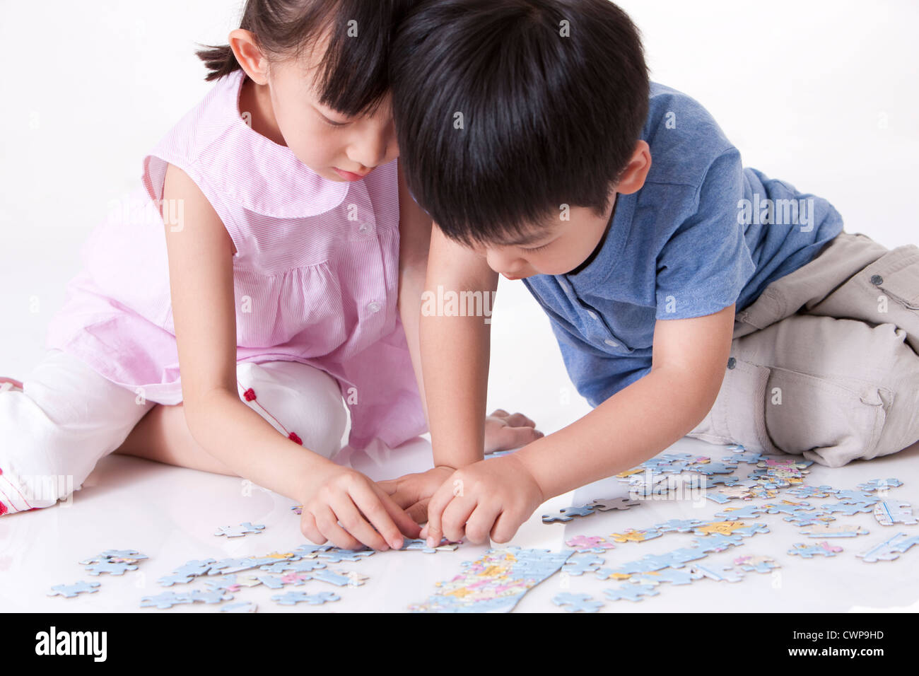 Girl playing jigsaw puzzles Stock Photo - Alamy