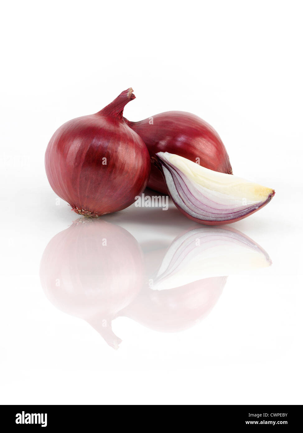 red onions on reflective white background Stock Photo - Alamy