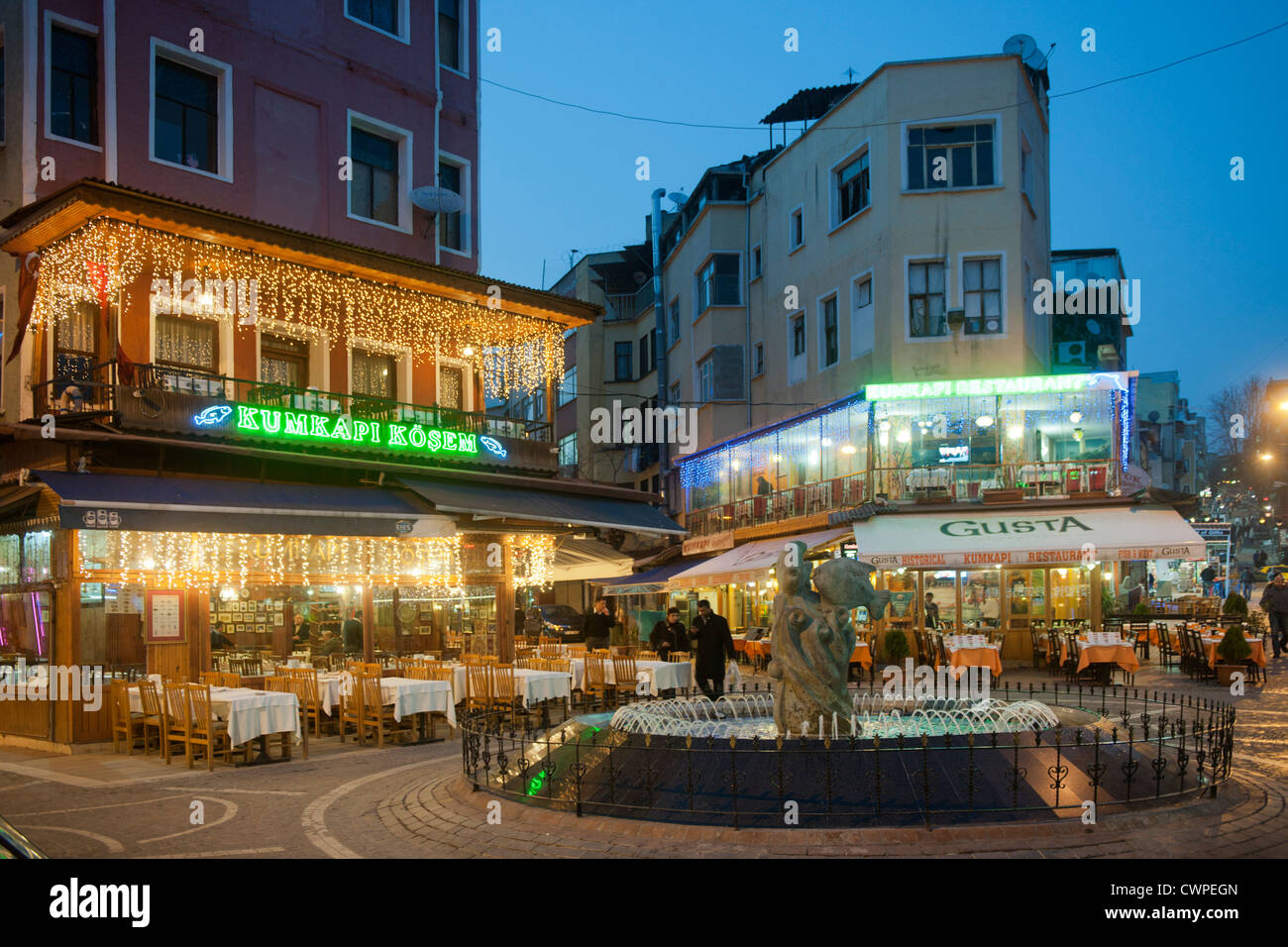 Türkei, Istanbul, Fischrestaurants in Kumkapi am Platz am Ende der Cap ...
