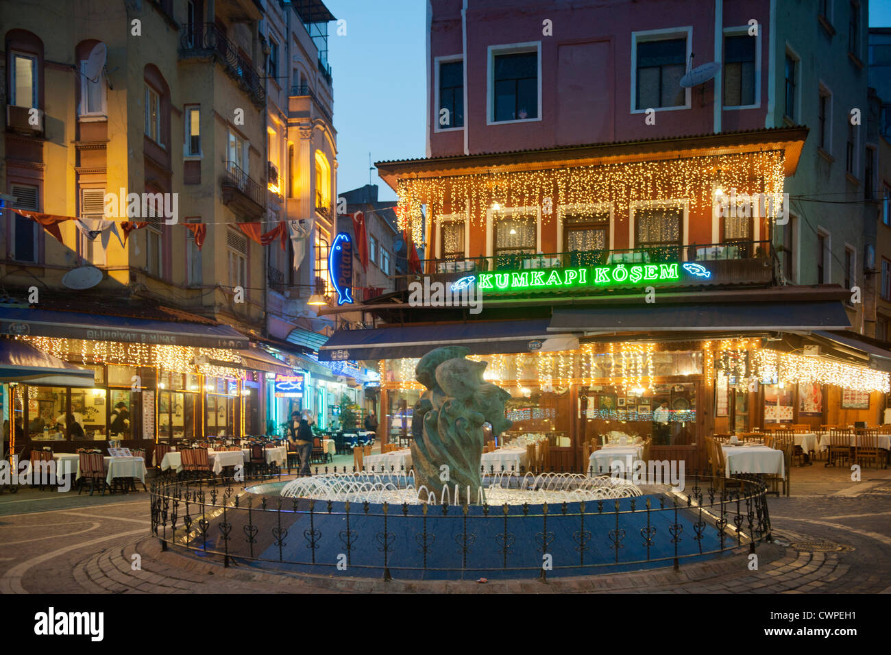 Türkei, Istanbul, Fischrestaurants in Kumkapi am Platz am Ende der Cap ...