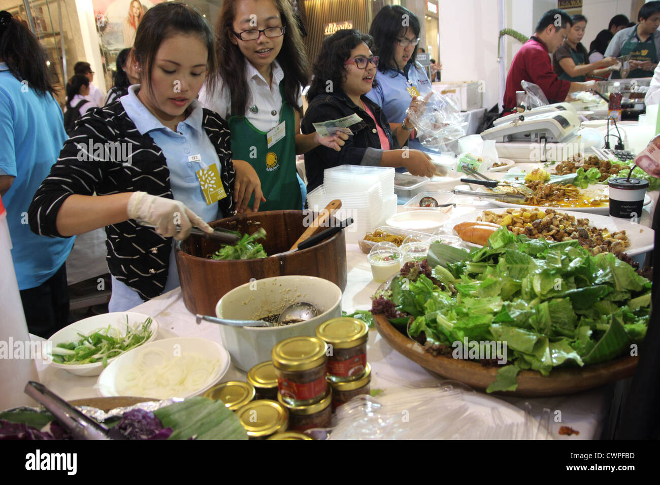 Thai woman cooking salad for customer Stock Photo - Alamy