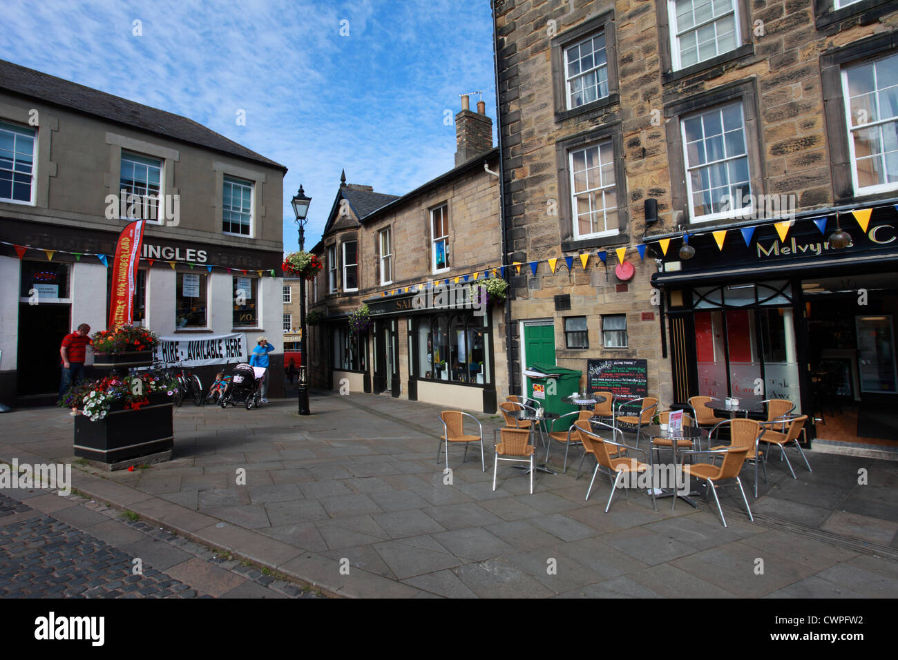 Alnwick town centre northumberland hi-res stock photography and images ...