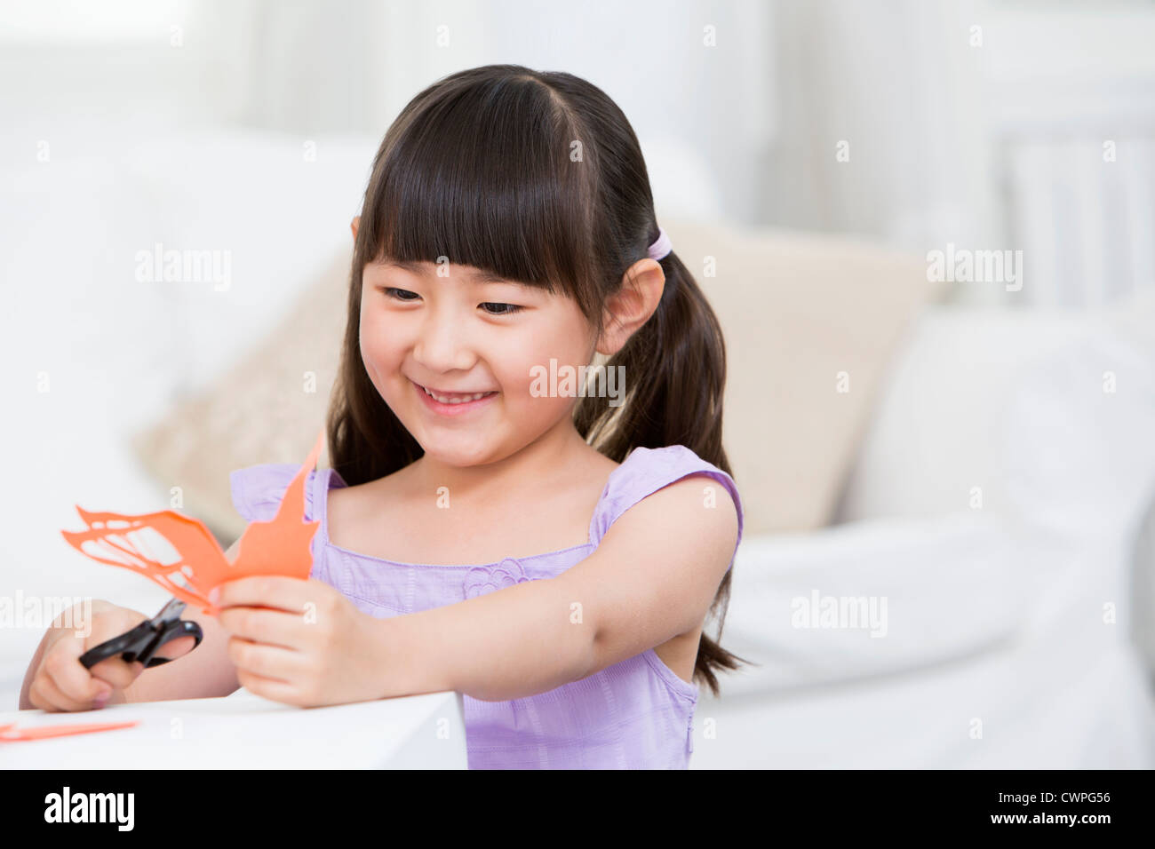 Girls cutting paper hi-res stock photography and images - Alamy