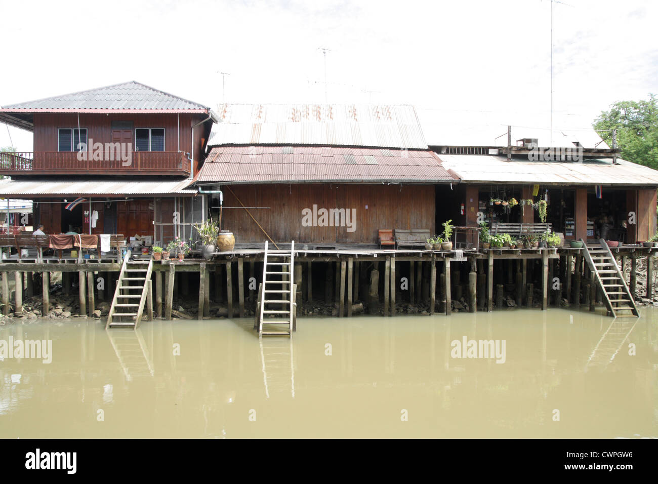 Thai floating house hi-res stock photography and images - Alamy