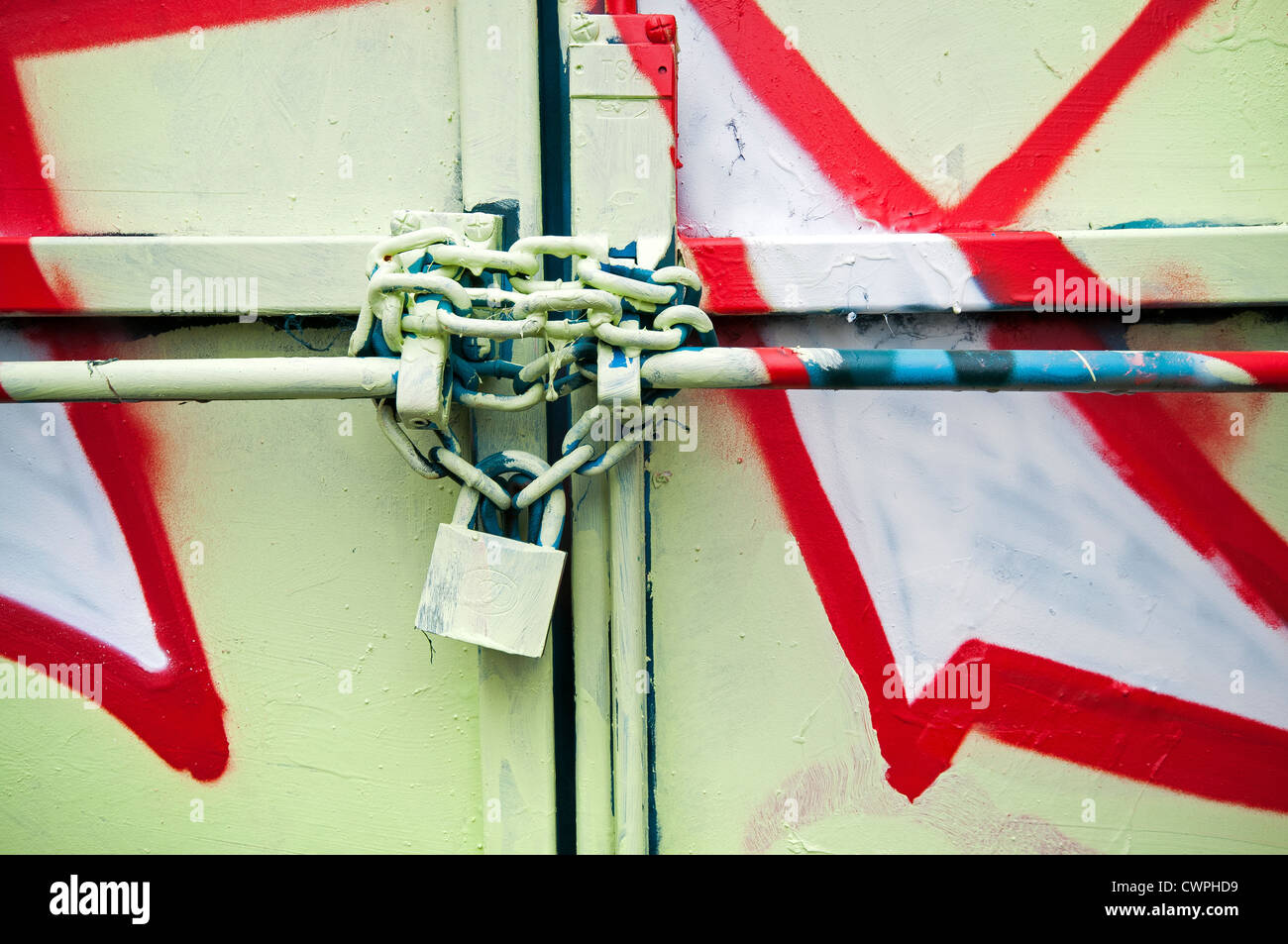Graffiti sprayed on chain and padlock Stock Photo - Alamy