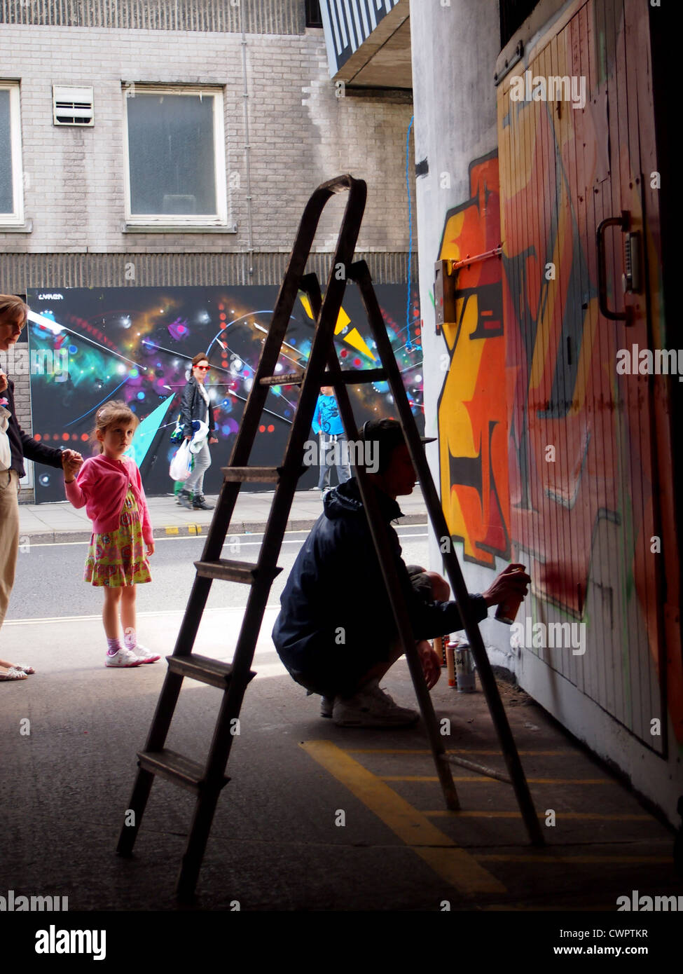 Graffiti silhouette art painting hi-res stock photography and images ...