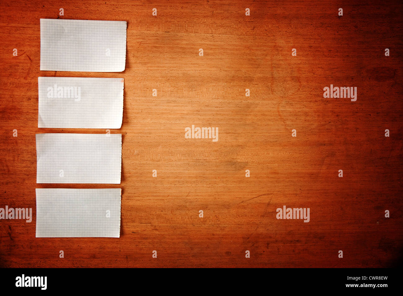 Handwritten paper reminder note over a wooden background Stock Photo ...