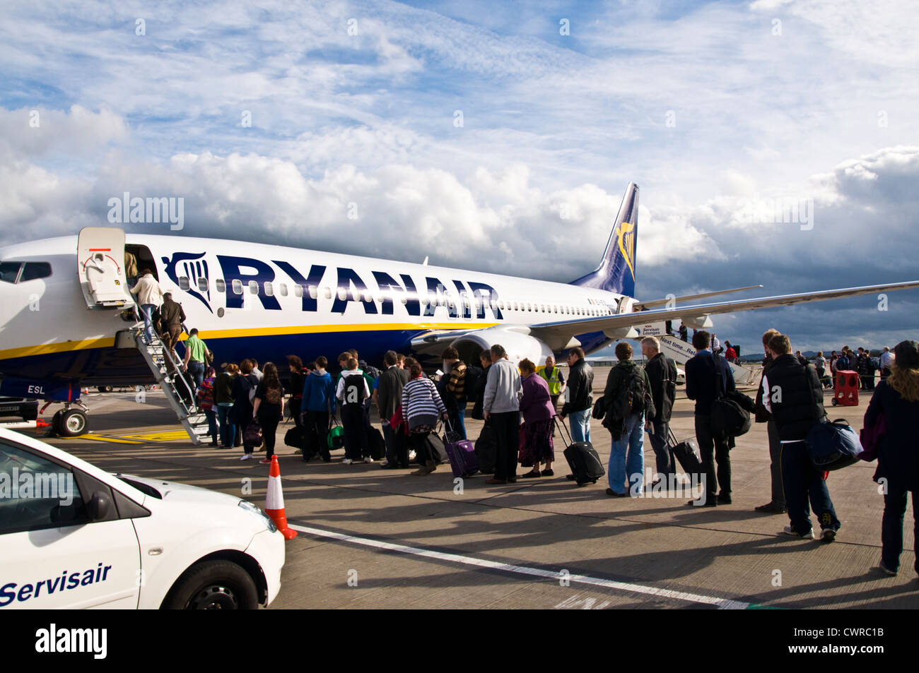 Passengers boarding a Ryanair flight Stock Photo - Alamy