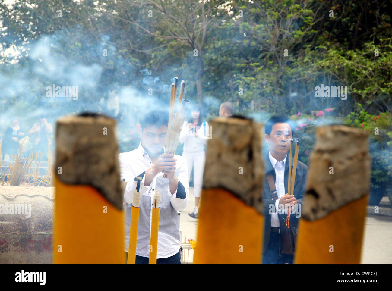 Buddhists praying hi-res stock photography and images - Alamy