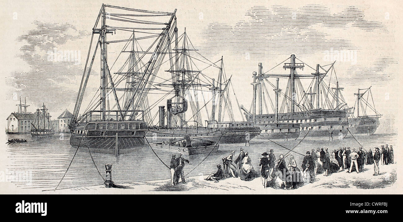 Military ships loading hi-res stock photography and images - Alamy