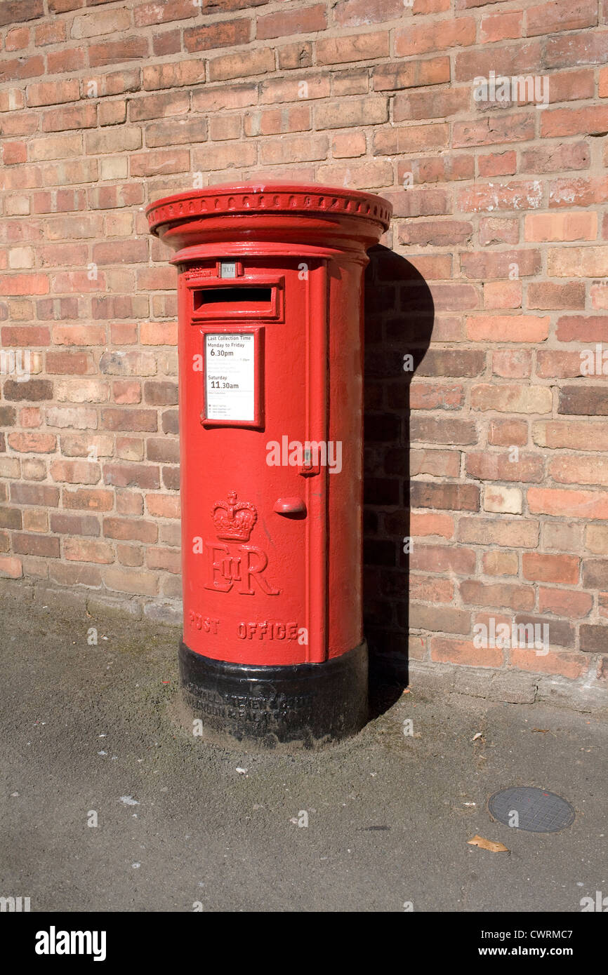 Red round post box hi-res stock photography and images - Alamy