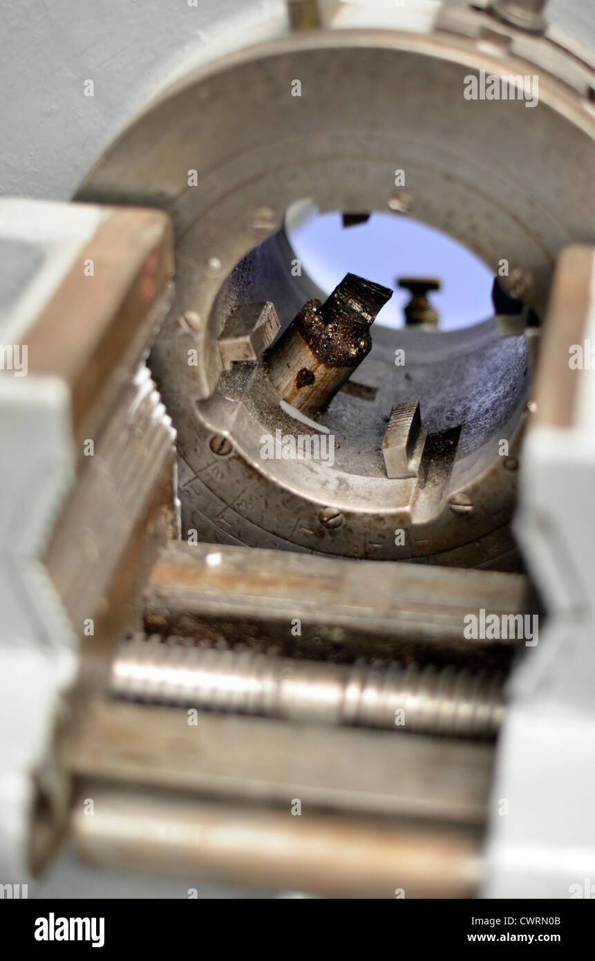 Cutting jaws hi-res stock photography and images - Alamy