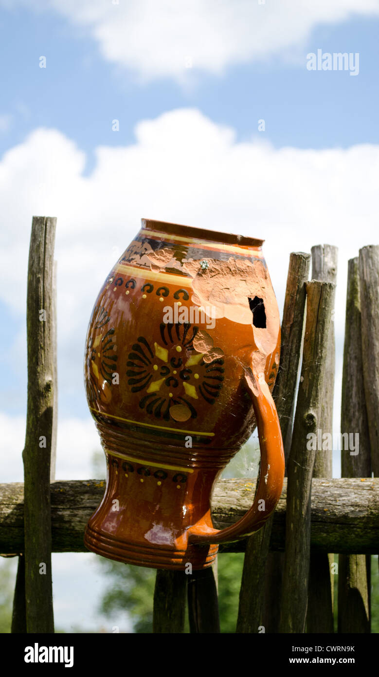 Broken wooden fence hi-res stock photography and images - Alamy
