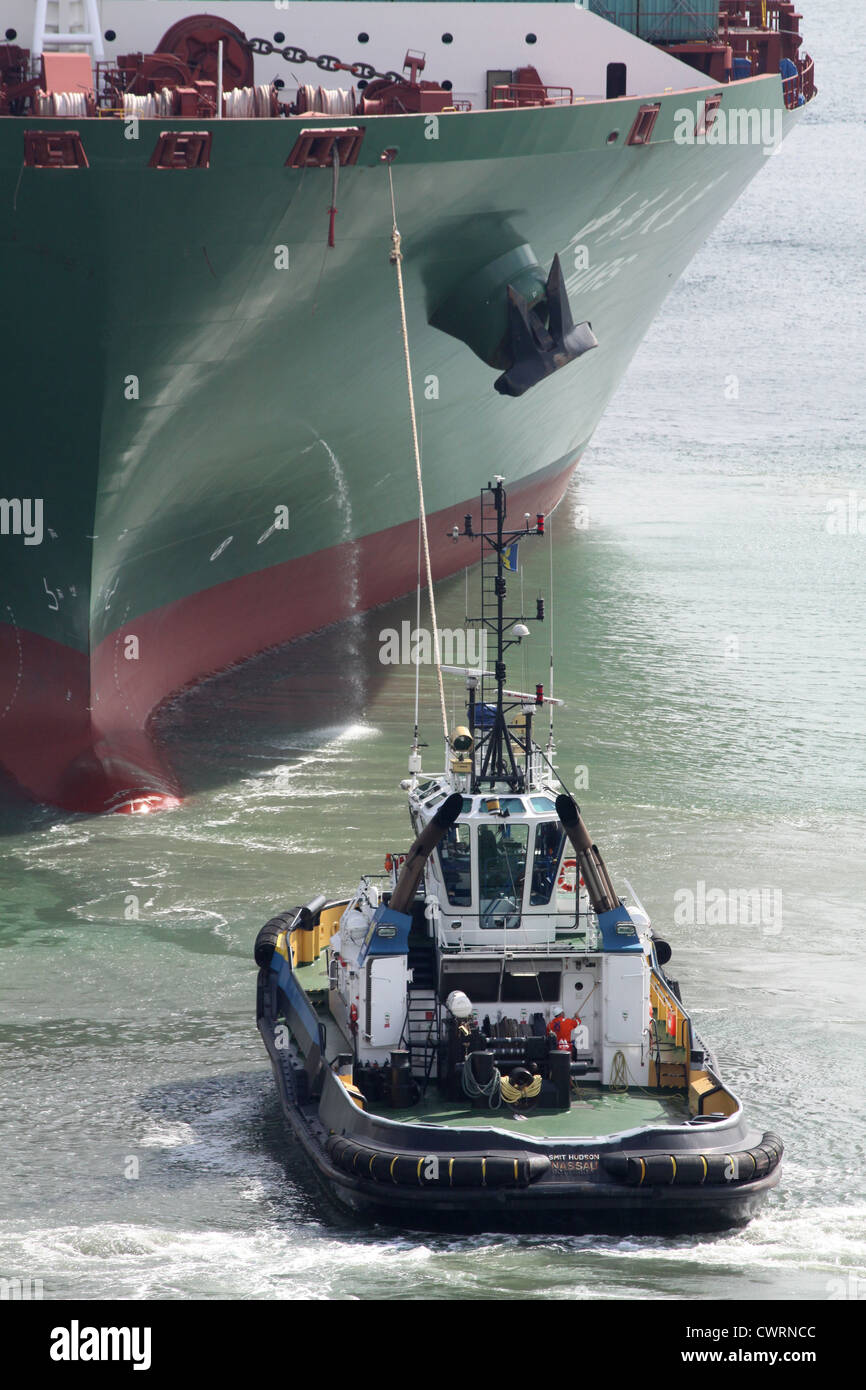 CSCL Mars, a 155467 dwt, 14,074 TEU, 2011-built Chinese containership ...