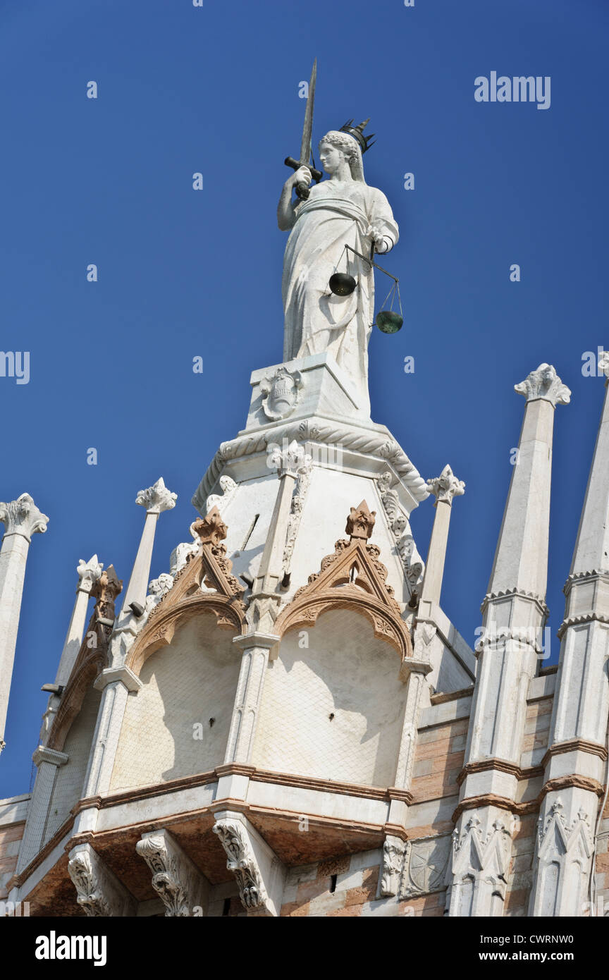 Statue of justice, Doge's palace, Venice, Italy Stock Photo - Alamy